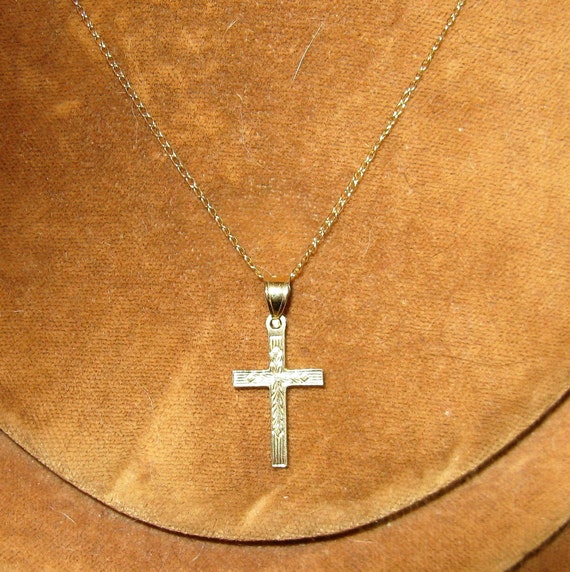 Delicate Vintage 14K gold cross, floral embossed on a… - Gem
