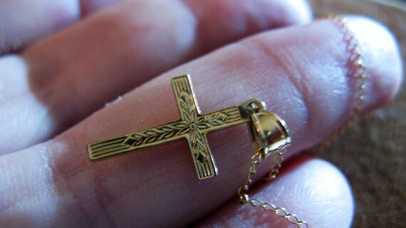 Delicate Vintage 14K gold cross, floral embossed on a… - Gem