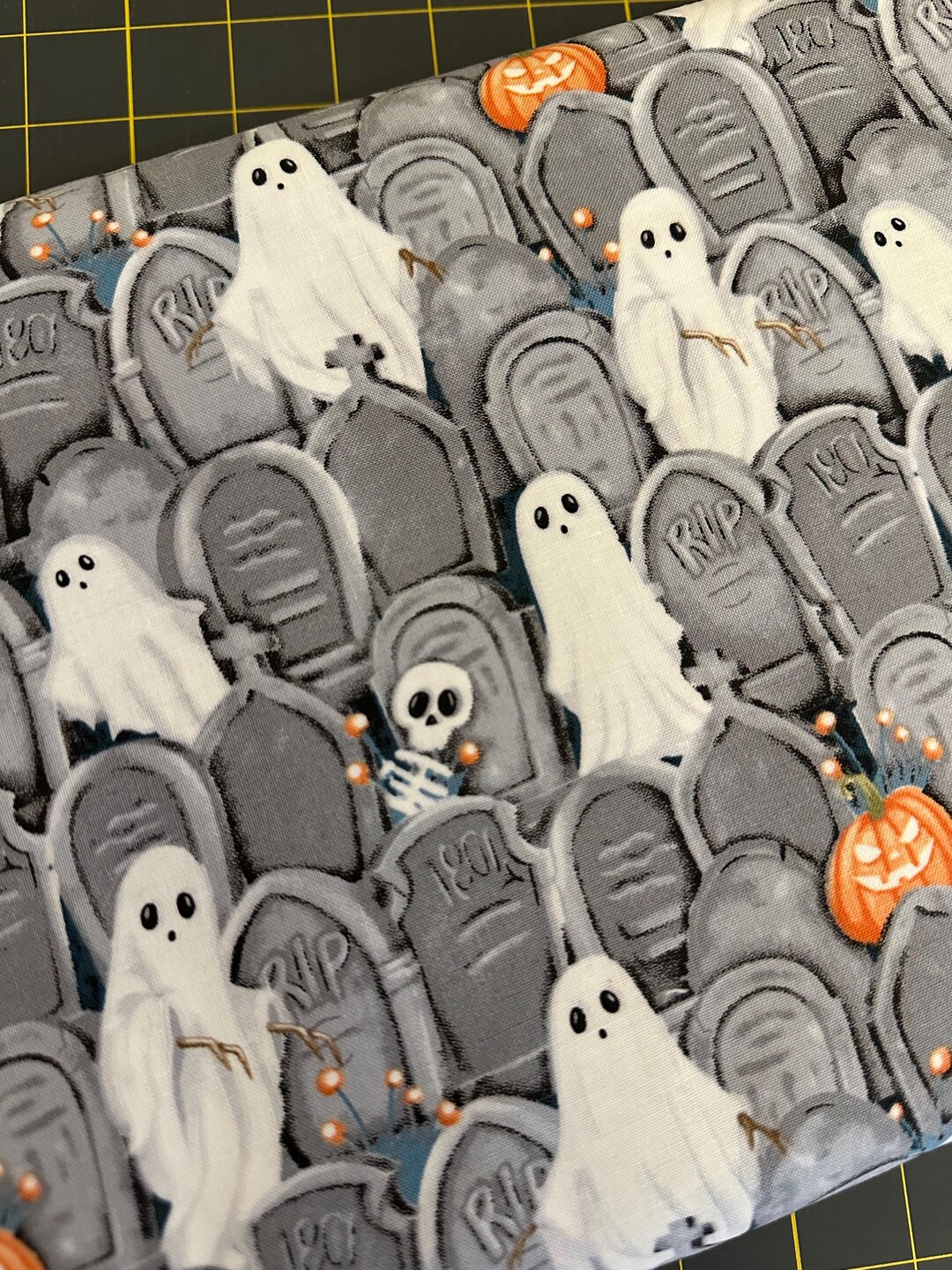 Half Yard - Ghosts in the Graveyard by Henry Glass - Halloween Glow in ...