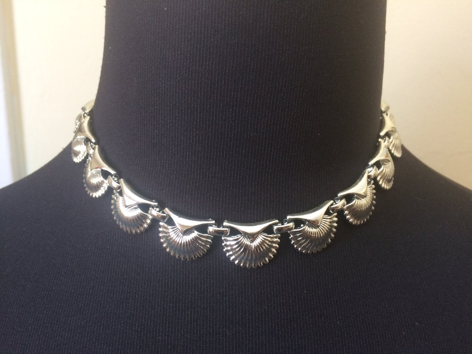 Pegasus Coro White Gold Tone Cockle Shell Linked Necklace and - Etsy