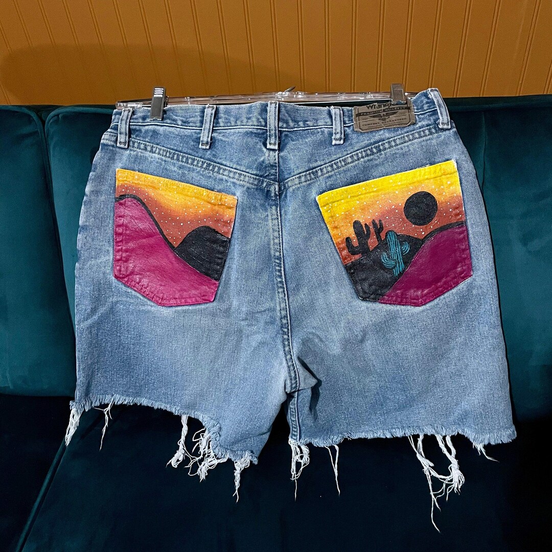 Desert Scene Painted Denim Shorts Size 10 | Wrangler Relaxed Fit Cut ...