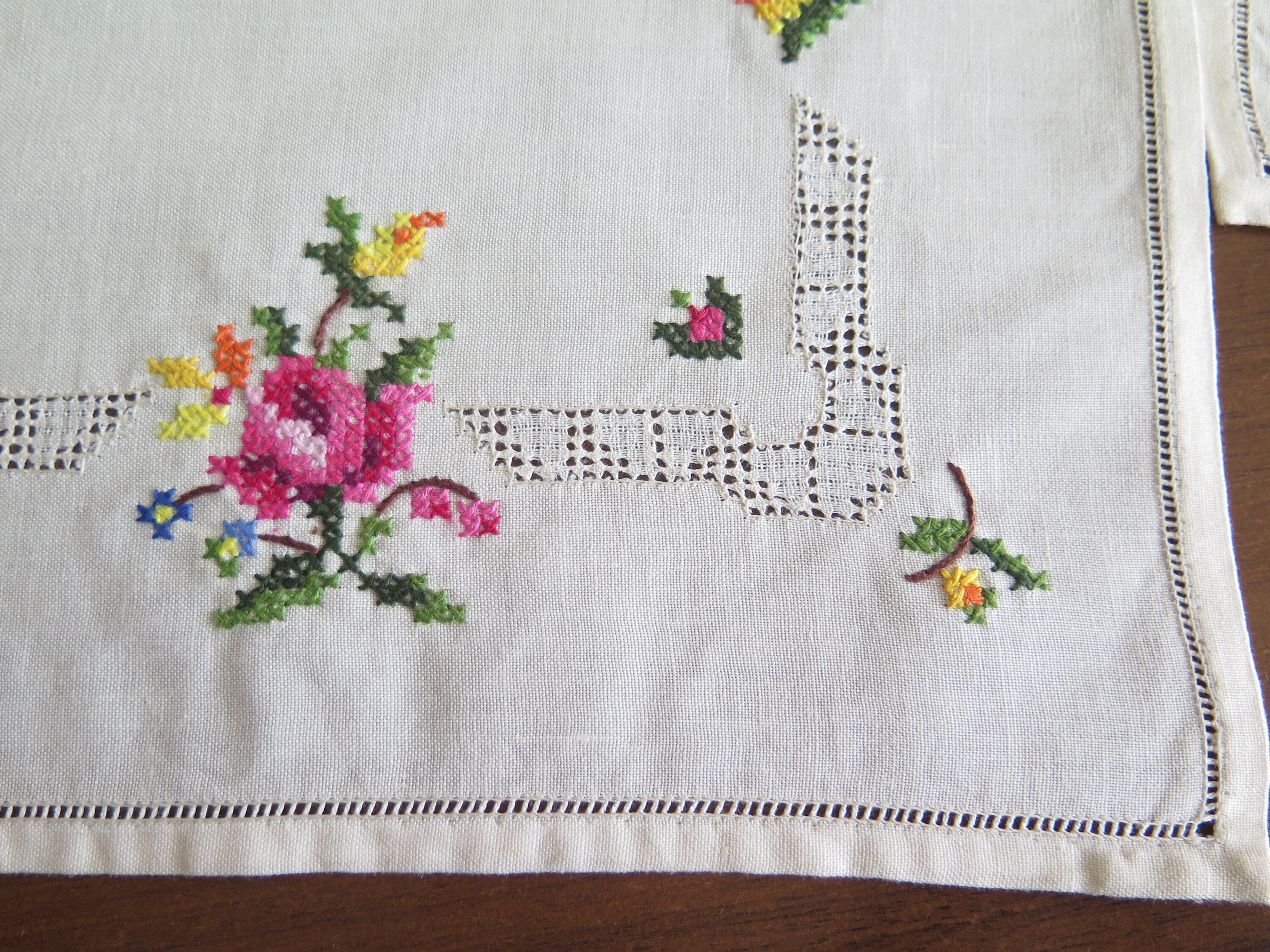 Table Toppers, Set of 4 Vintage Swedish Embroidered Floral Placemat Set ...