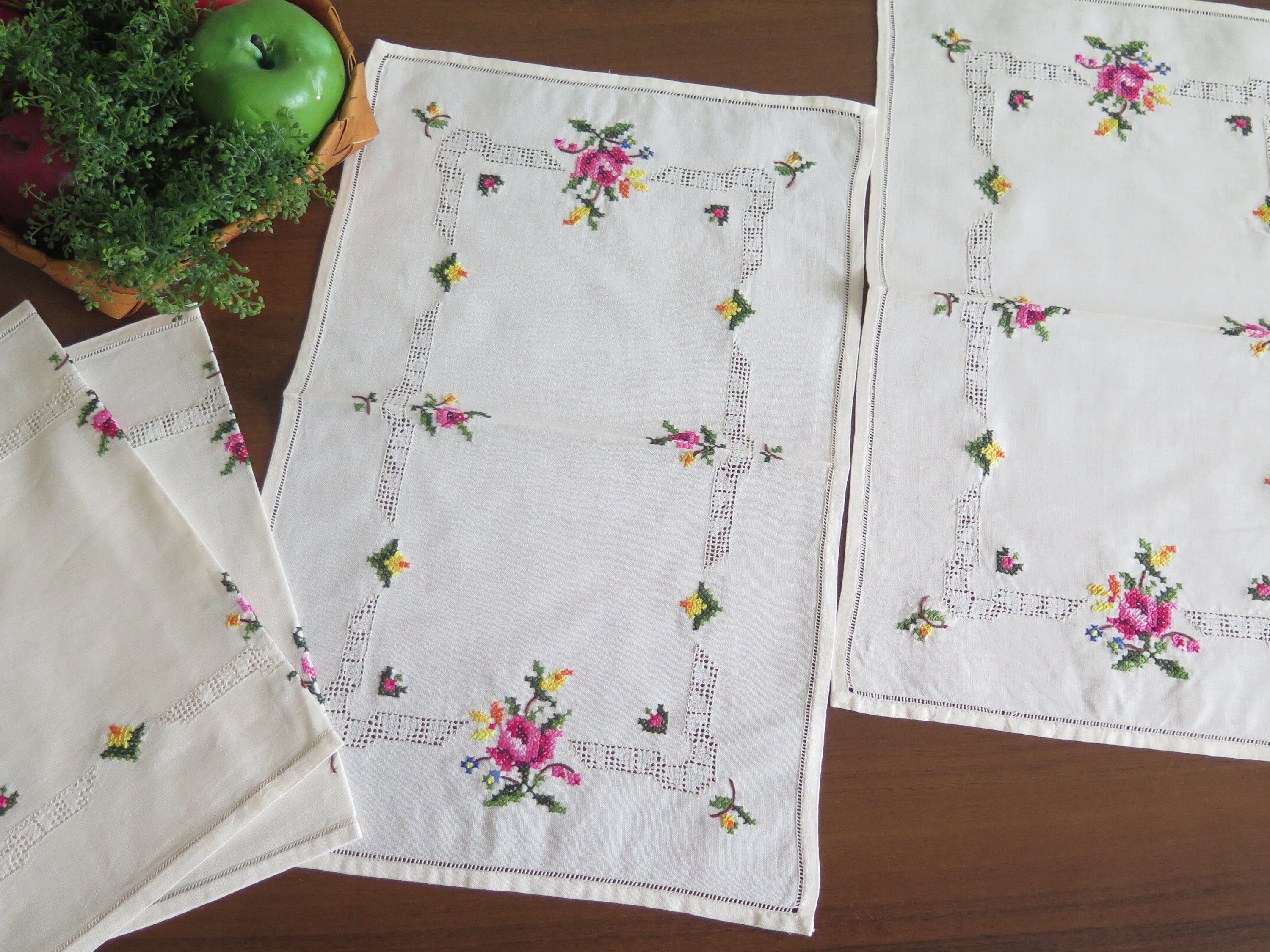 Table Toppers, Set of 4 Vintage Swedish Embroidered Floral Placemat Set ...