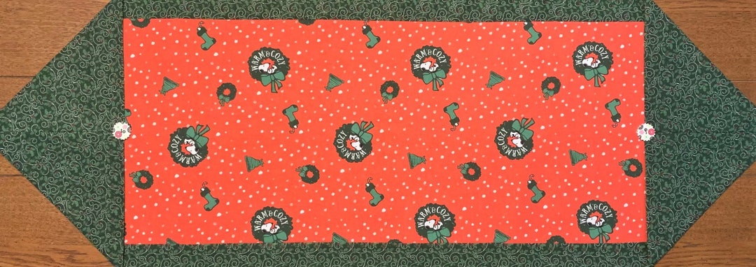 Peanuts - Snoopy Warm & Cozy Christmas Wreath Table Runner - Etsy