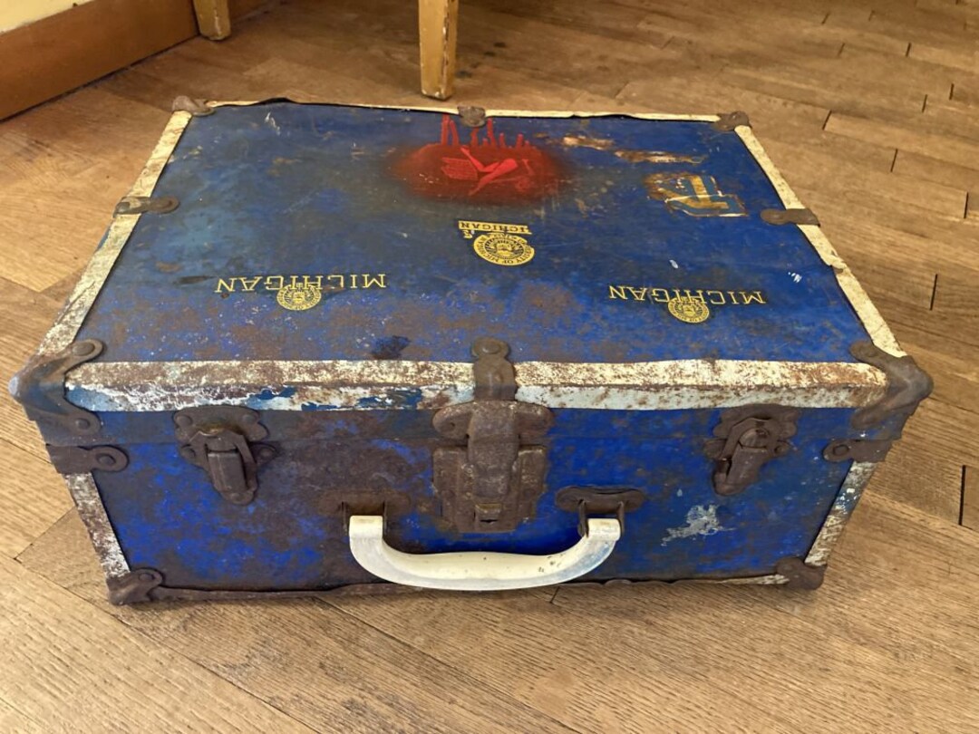 Vintage Metal Suitcase Roller Skate Case Rusty Distressed Salvage Decor ...