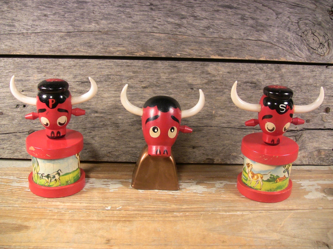 Vintage Salt Pepper Shakers Dinner Bell Red Bull Novelty Stove Set Moo ...