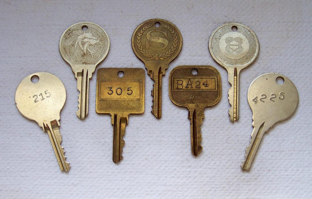 Lot of 7 Different Vintage Hotel/motel Room Keys MGM Sheraton HYATT Do ...