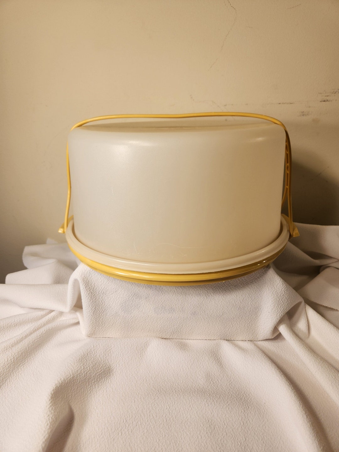 Vintage Tupperware Maxi Cake Saver Taker Carrier Harvest Gold Base ...