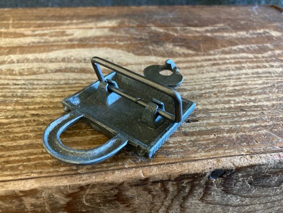 Rare padlock and key belt buckle - Gem
