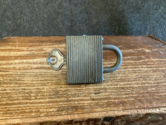 Rare padlock and key belt buckle - Gem