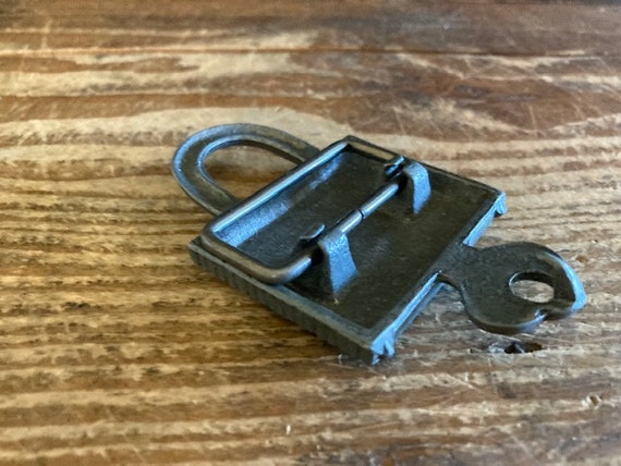 Rare padlock and key belt buckle - Gem