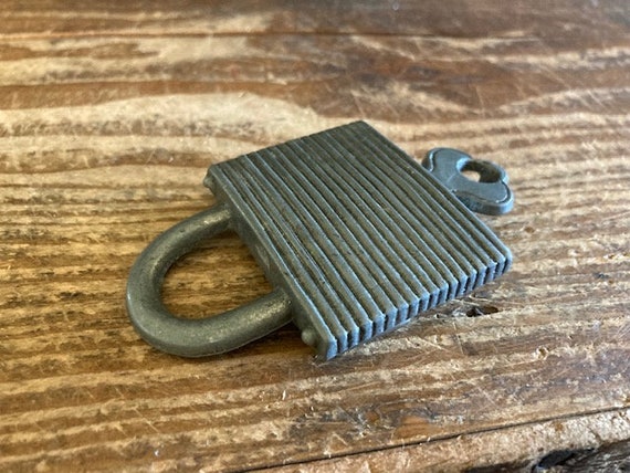 Rare padlock and key belt buckle - Gem