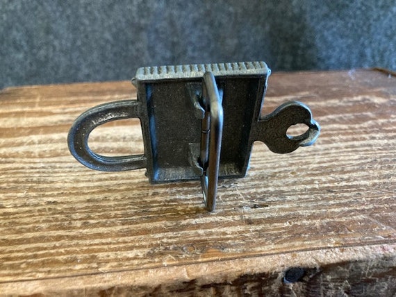 Rare padlock and key belt buckle - Gem