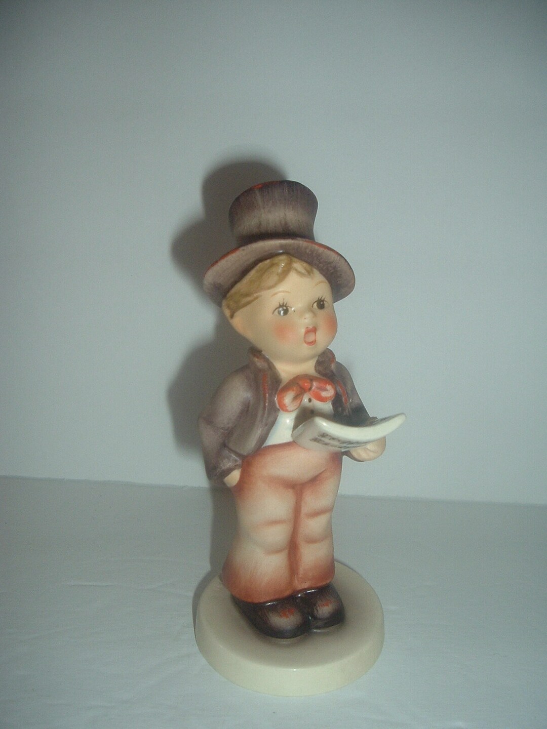 Hummel HUM 131 Street Singer Boy Holding Music Singing Figurine - Etsy