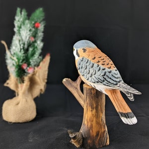 American Kestrel Lodge Decor, Bird Wood Carving, Figurine Bird Decor ...