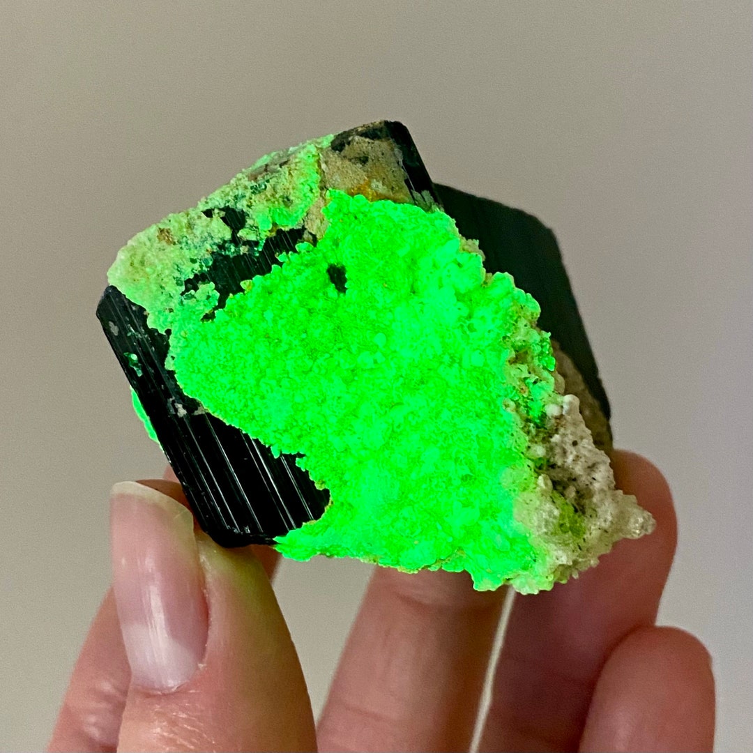 Hyalite Opal on Black Tourmaline (namibia), UV Reactive Hyalite Opal ...