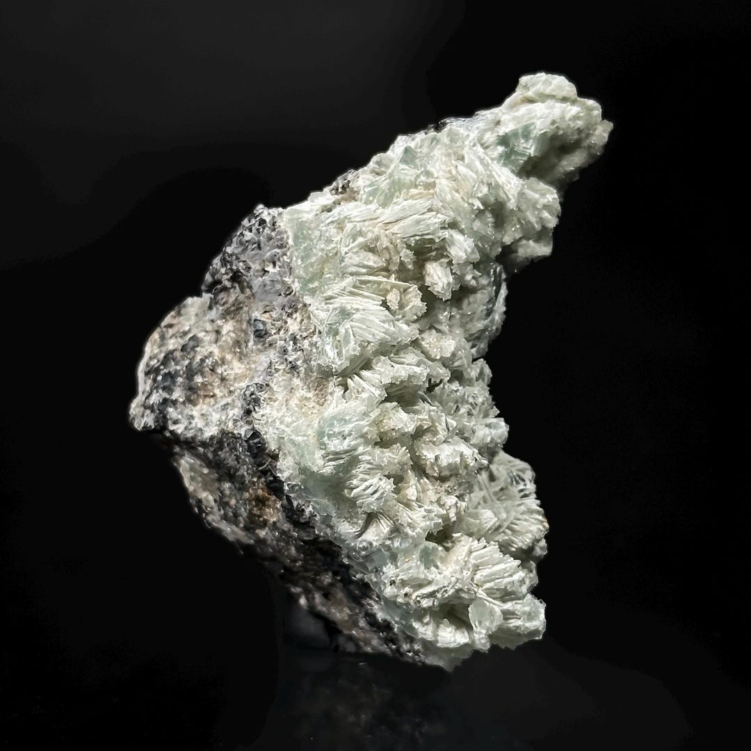 Hydrozincite on Tarbuttite (namibia) | Tarbuttite Crystal, Mineral ...