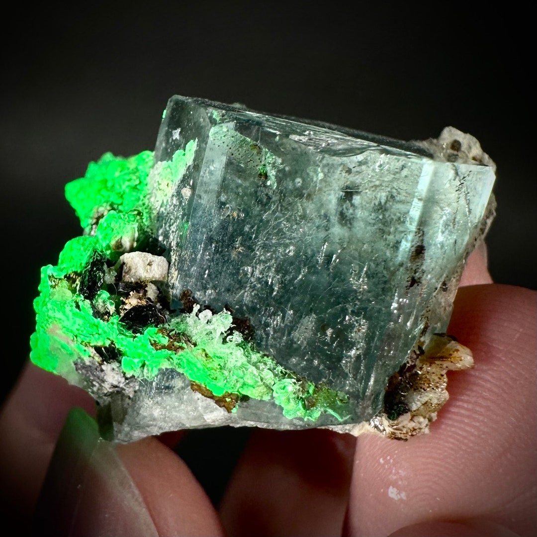 Hyalite Opal on Aquamarine (namibia), UV Reactive Hyalite Opal ...