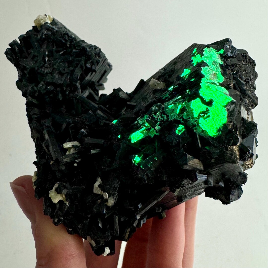 Hyalite Opal & Fluorite on Black Tourmaline (namibia), UV Reactive ...