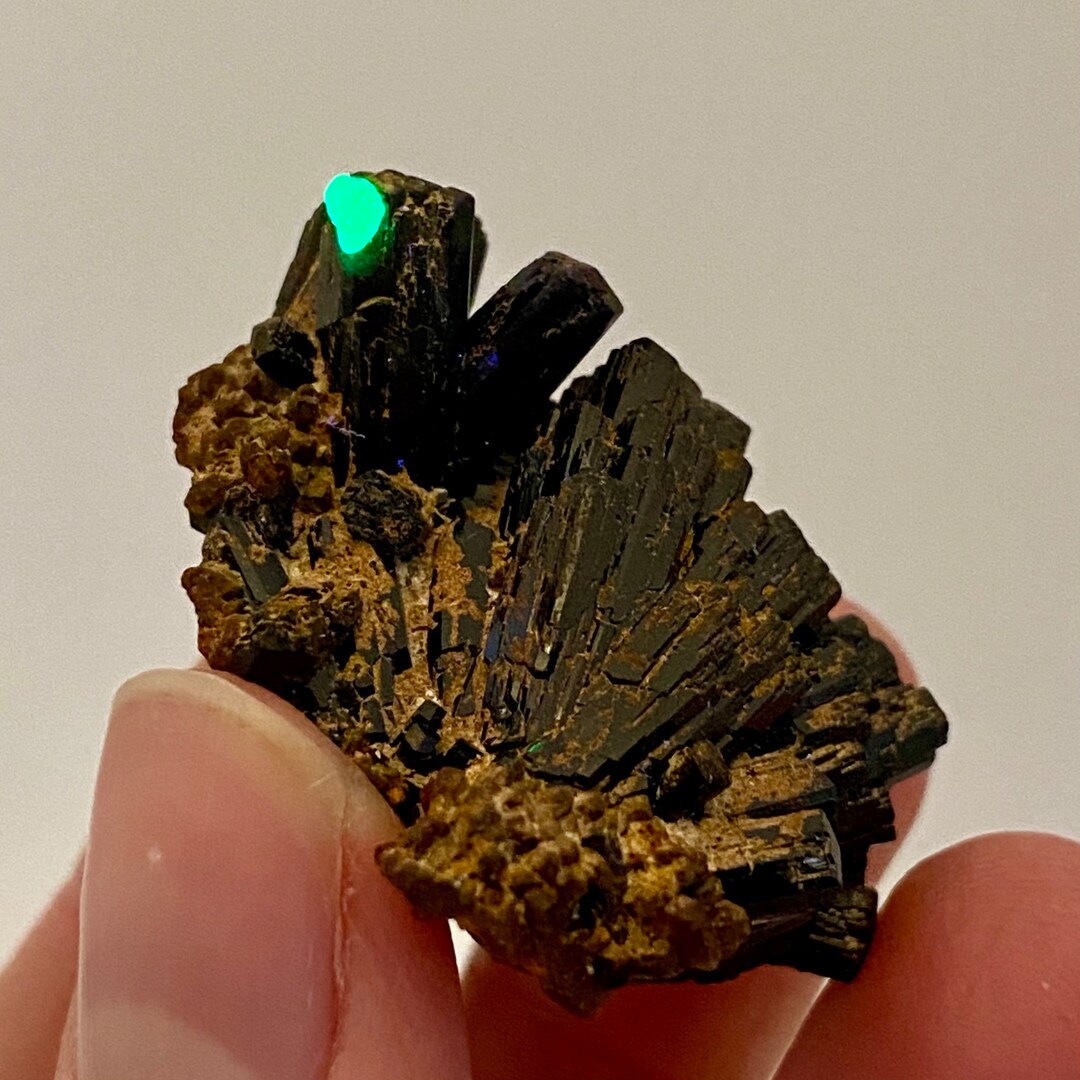 Hyalite Opal on Black Tourmaline (namibia), UV Reactive Hyalite Opal ...