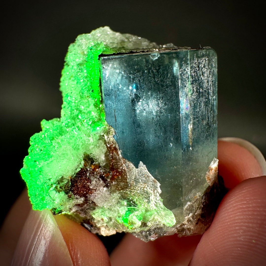 Hyalite Opal on Aquamarine (namibia), UV Reactive Hyalite Opal ...