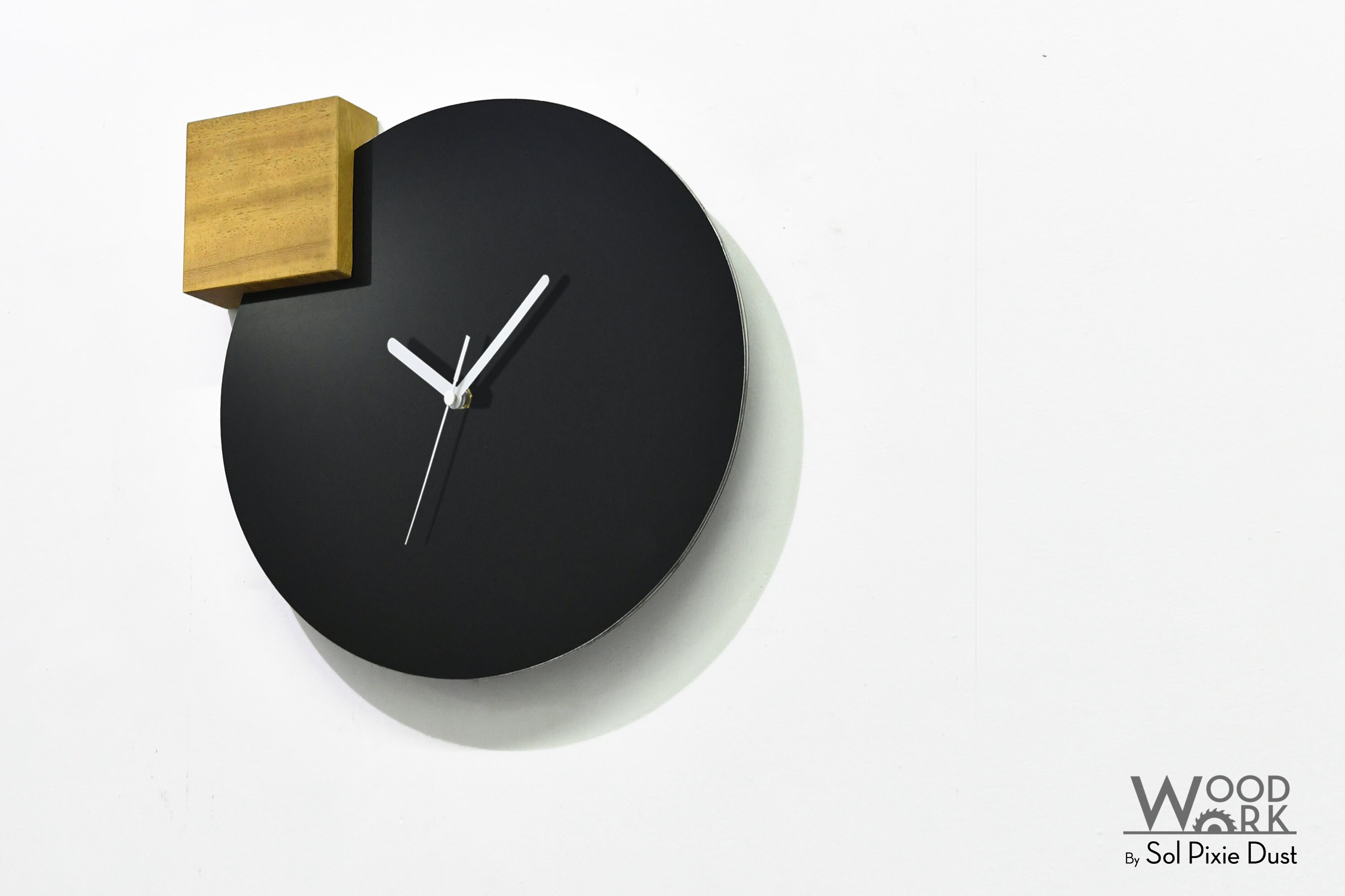 Simple Modern Black Aluminum (ACP) Circle Wall Clock With Solid Wooden ...