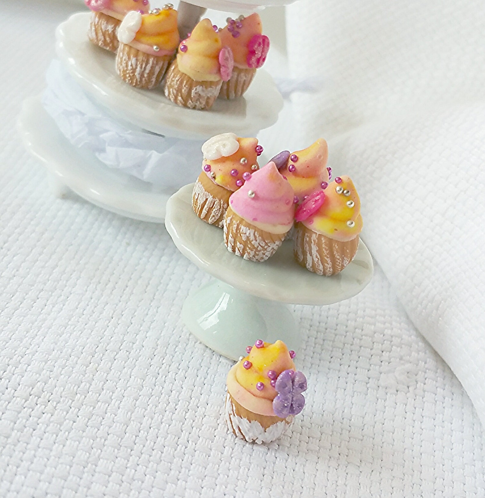 Dollhouse Miniature Cupcakes Scale 1:12 / Dollhouse Miniature Cakes ...