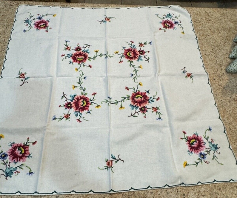 Vintage Handmade Embroidered Table Cloth & Matching Napkins Gorgeous ...