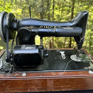 1926 Antique Singer Sewing Machine Wood Case professional Serviced ...