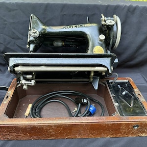 1926 Antique Singer Sewing Machine Wood Case professional Serviced ...