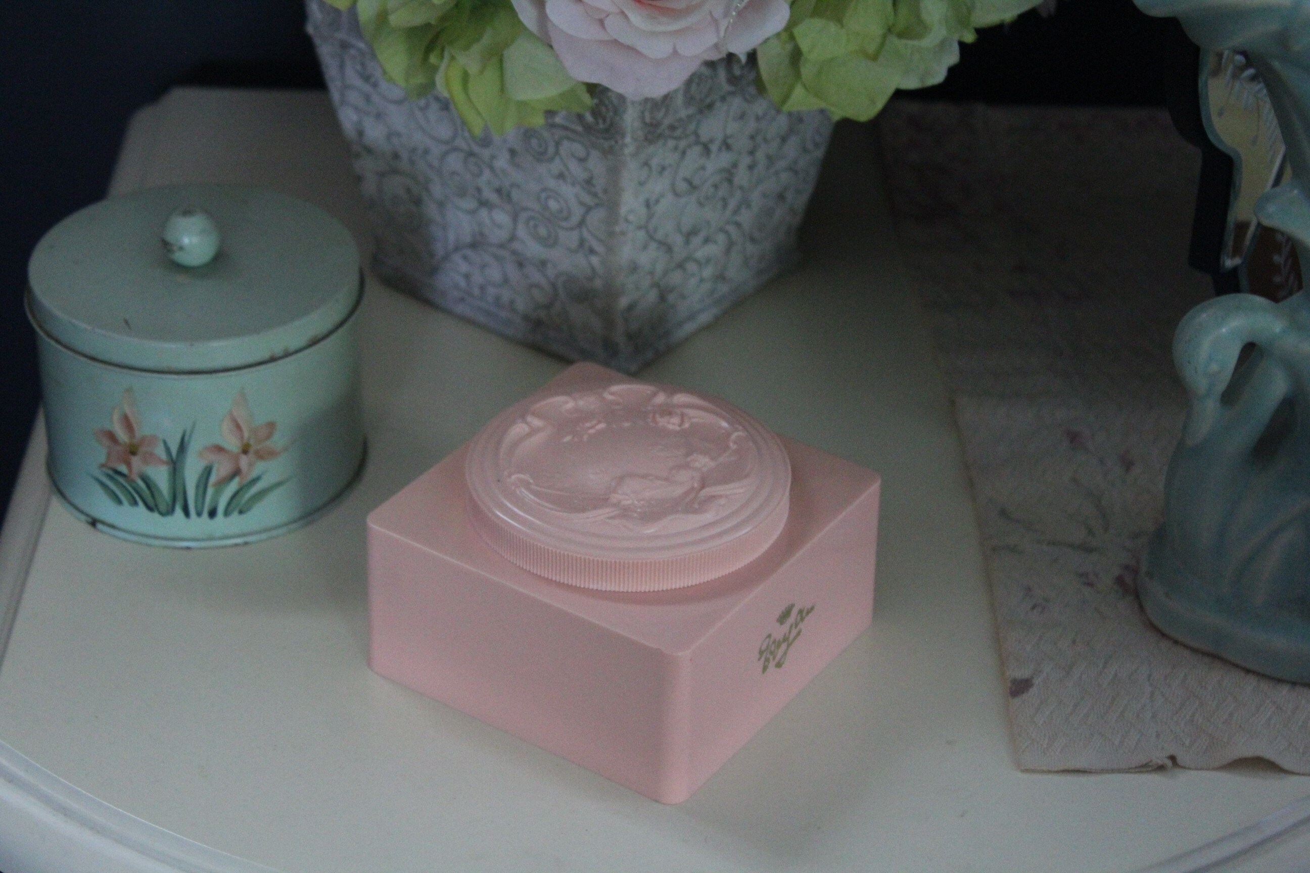 Vintage Full Evyan Pink Powder Box With White Shoulders - Etsy
