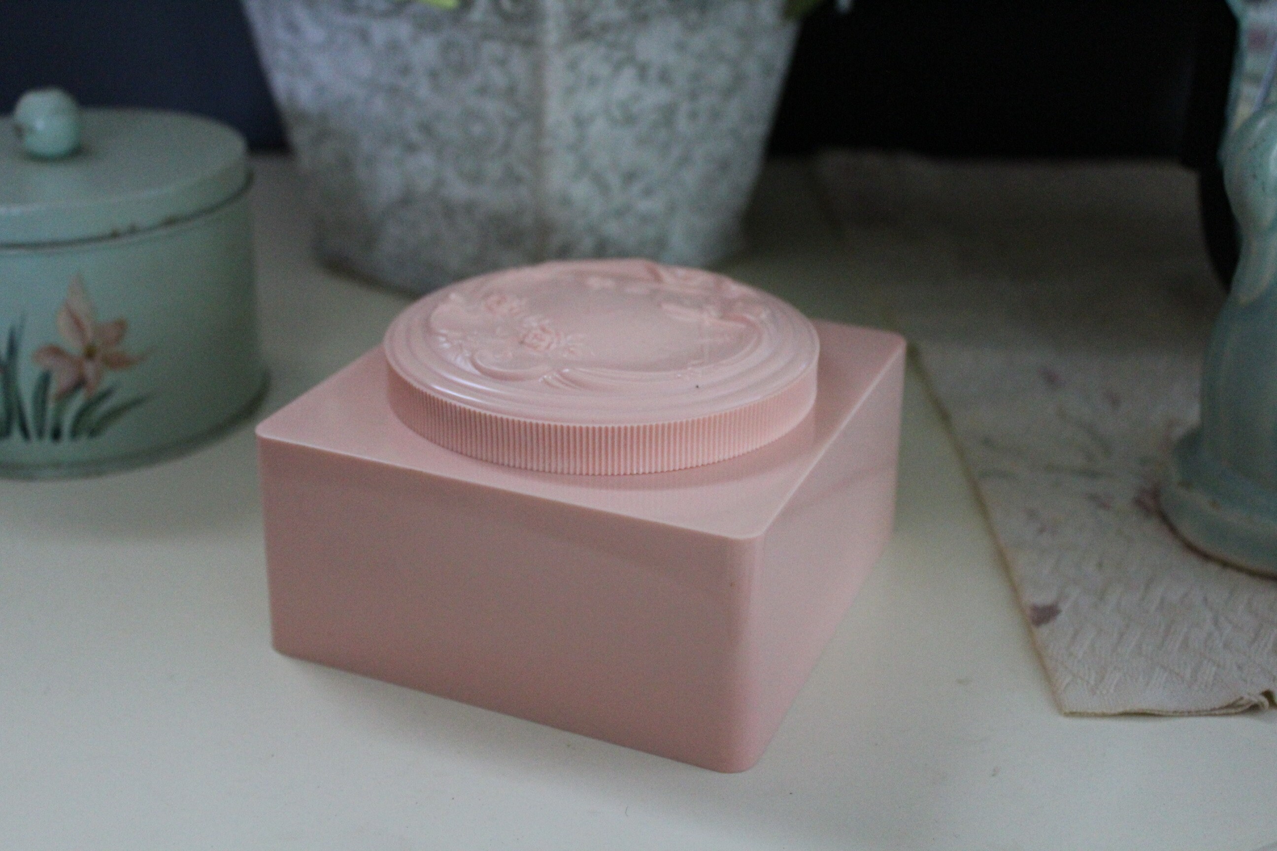 Vintage Full Evyan Pink Powder Box With White Shoulders - Etsy