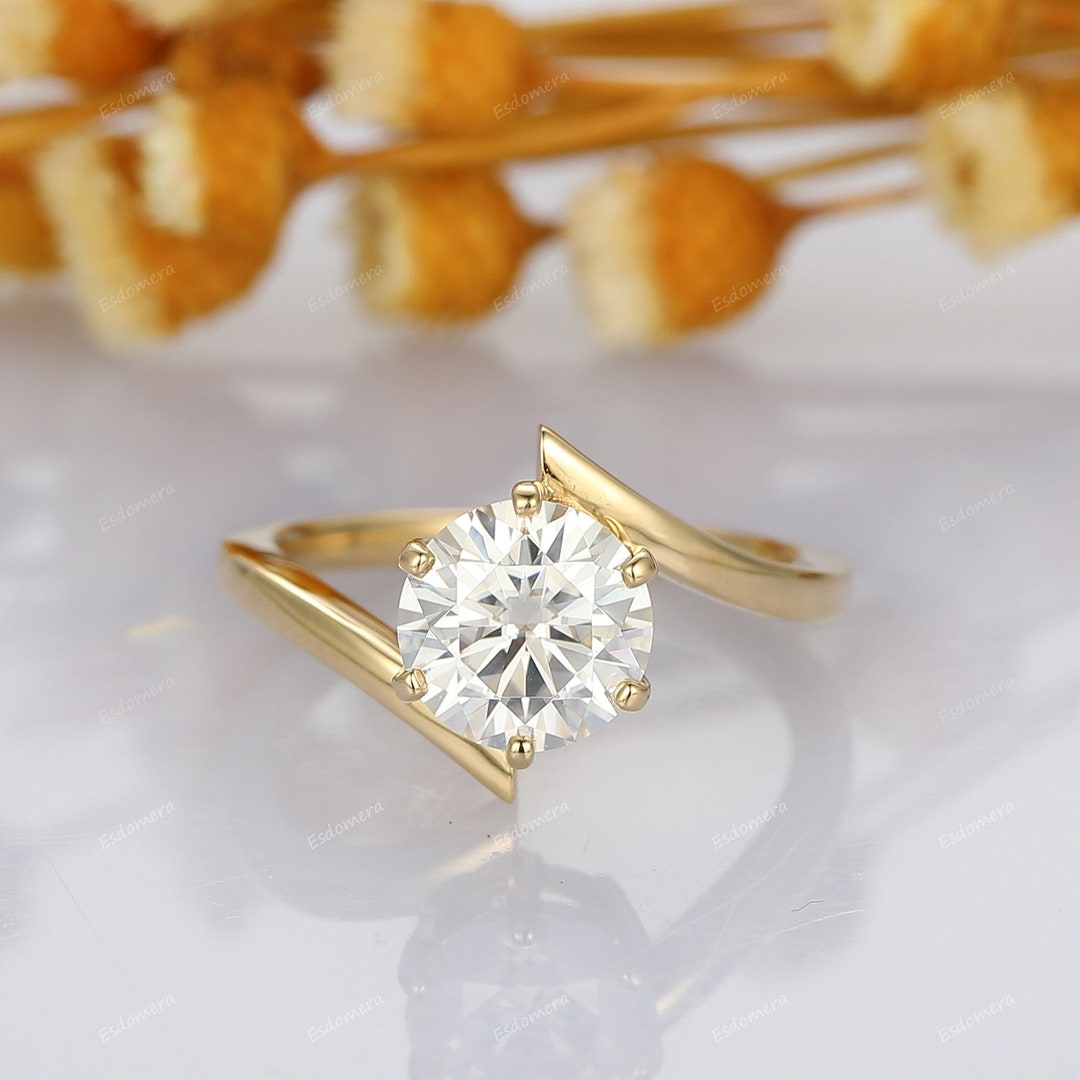 18K Solid Gold Round Cut Moissanite Ring, Classic Round 6 Prong ...