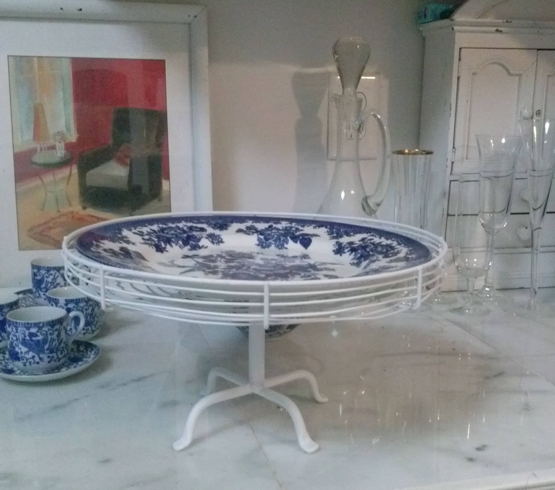 Elegante soporte para pasteles de alambre. El puesto de pastel blanco ...