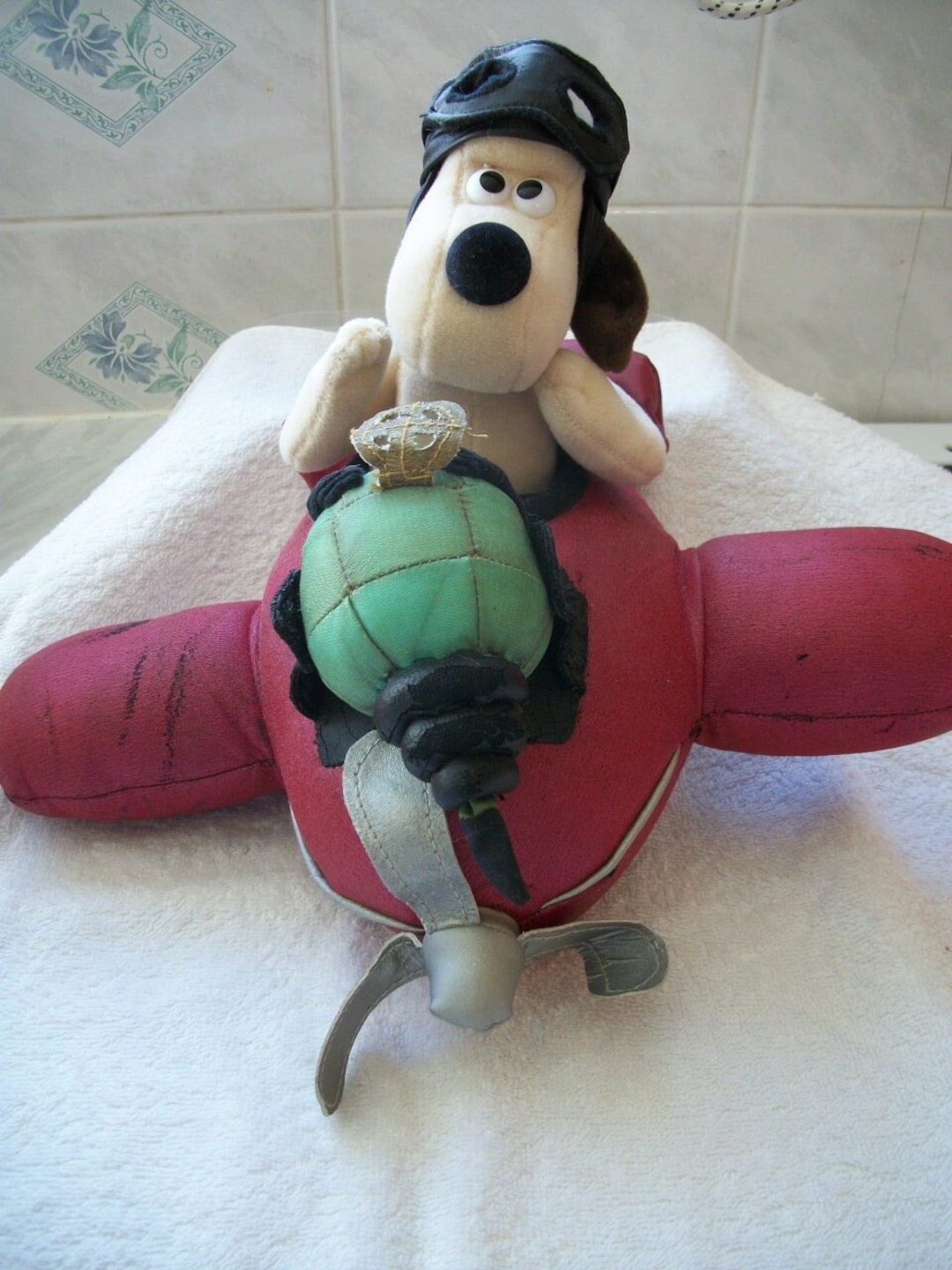 Wallace and Gromit, Gromit Plushie Aeroplane Soft Toy, Figurine Aardman ...
