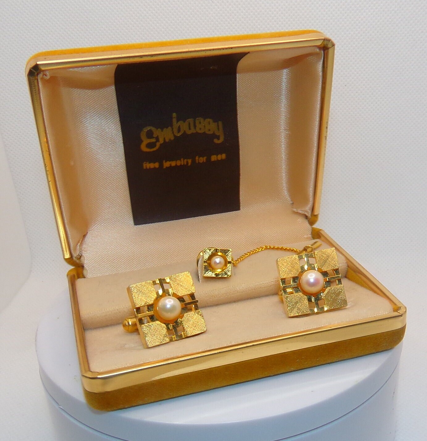 043 Vintage Set of EMBASSY Gold Tone Faux Pearl Cufflinks & Tie Tack in ...