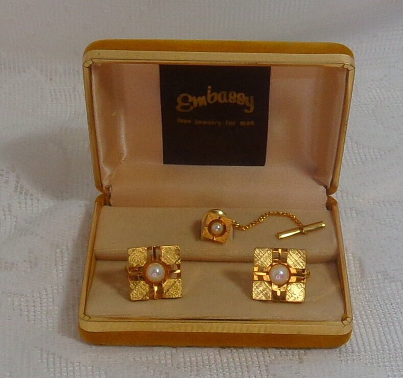 043 Vintage Set of EMBASSY Gold Tone Faux Pearl Cufflinks & Tie Tack in ...