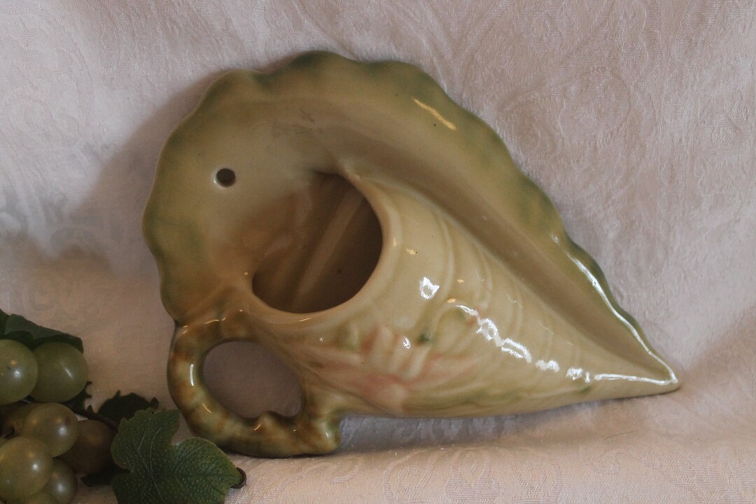 1949 Hull Pottery Woodland 8.5" Wall Pocket Seashell Vase - Excellent ...