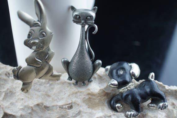 elegant rabbit brooch - Gem