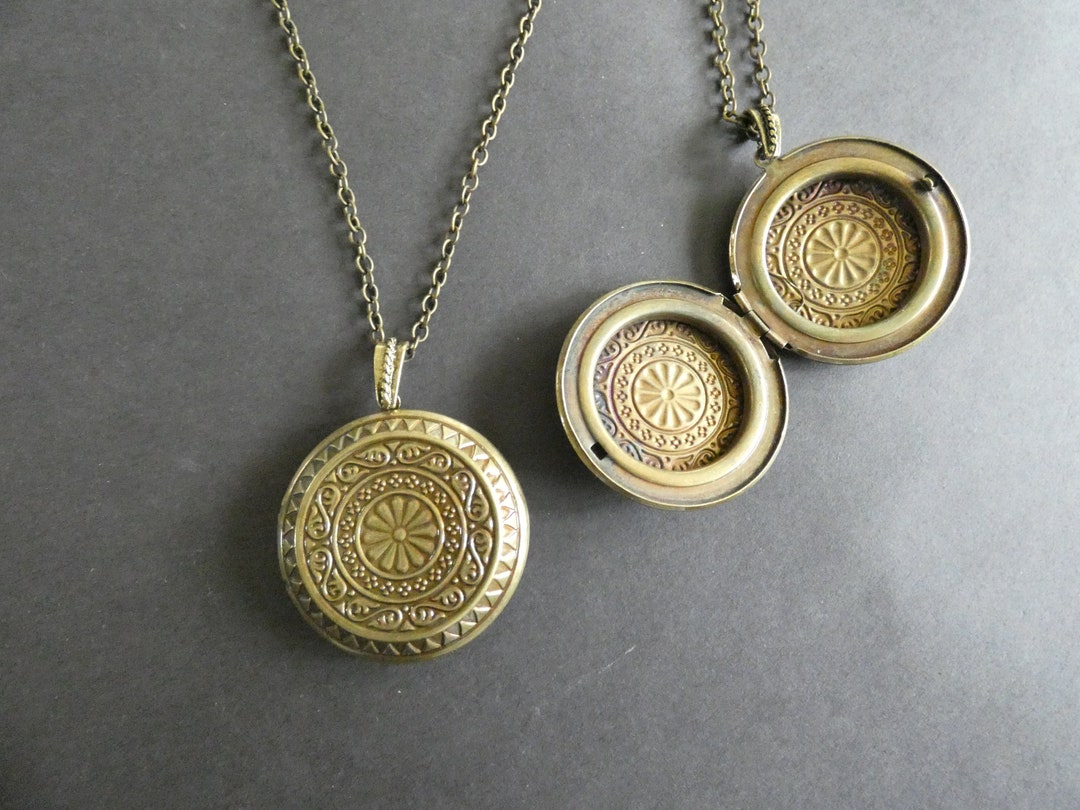 32 Inch Iron Cable Chain & 48mm Brass Locket Pendant, Bronze Circle ...