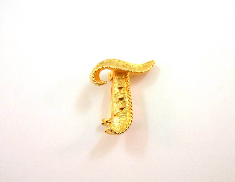 Vintage Brushed Gold Tone Initial Signet Pin – 1960s Script 'T' Brooch ...