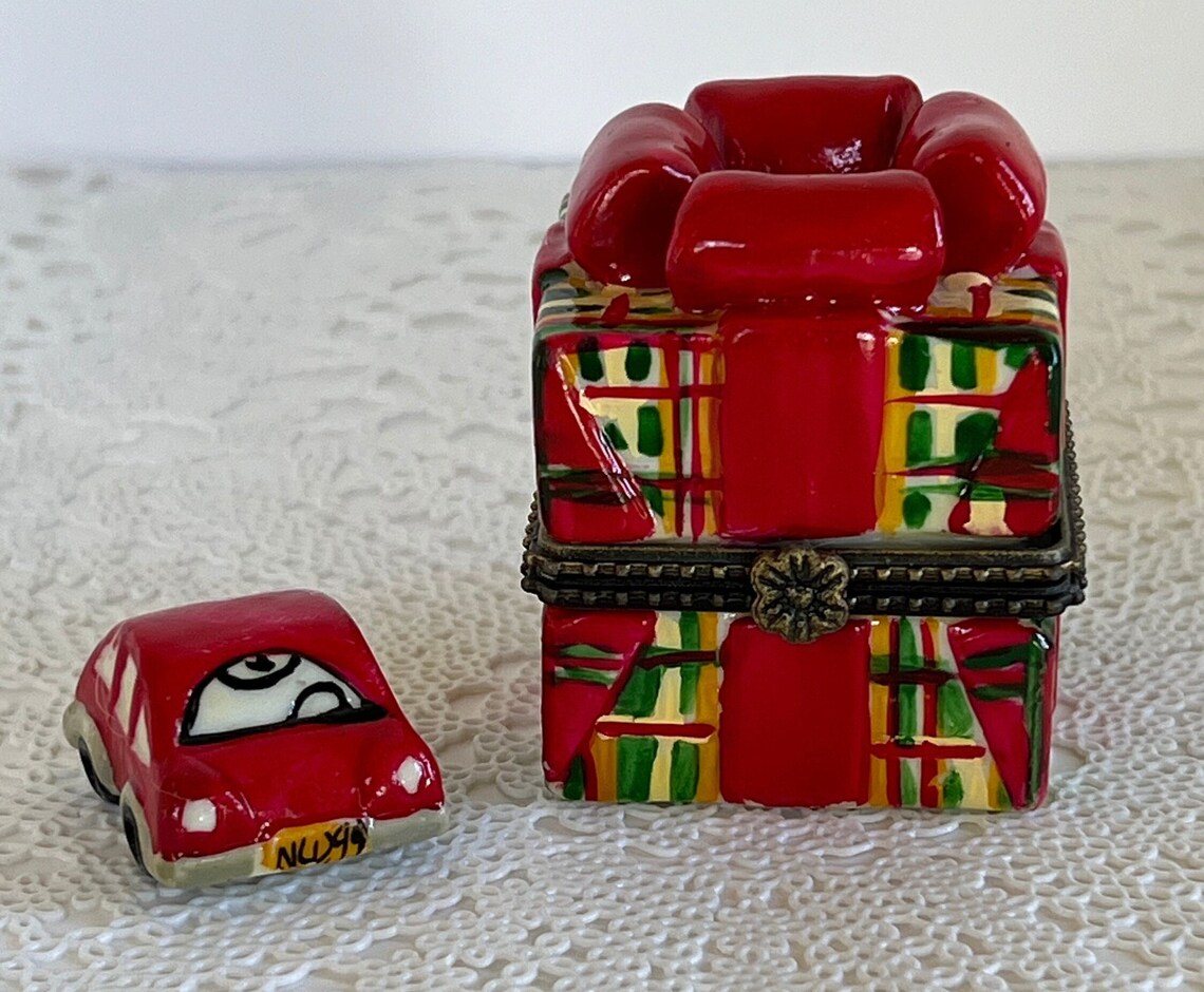 CHRISTMAS TRINKET BOX Red Green Wrap Porcelain Hinged Box Car Inside ...