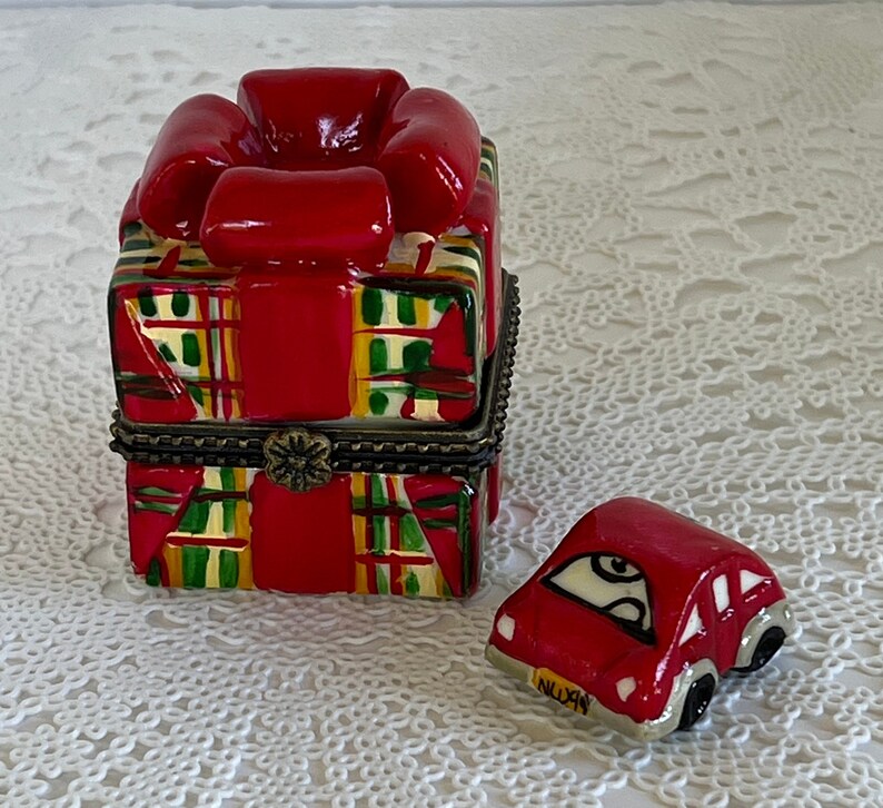 CHRISTMAS TRINKET BOX Red Green Wrap Porcelain Hinged Box Car Inside ...