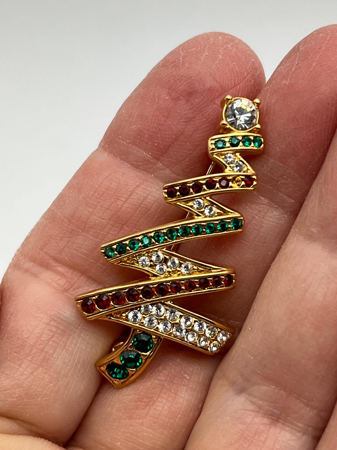 MONET CHRISTMAS TREE 1970s Zig Zag Pin Rare Gold Plated Green Red Clear ...