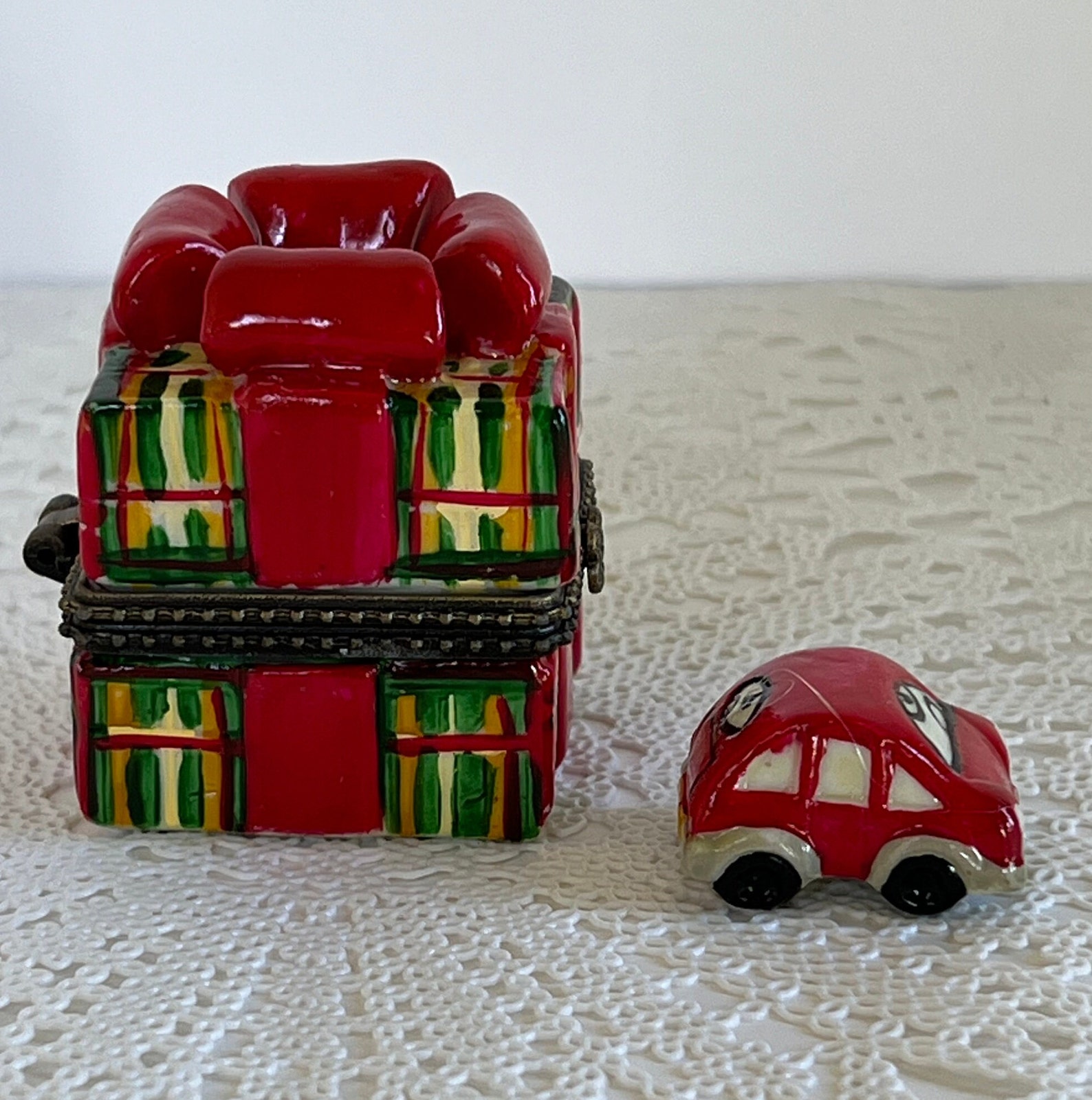 CHRISTMAS TRINKET BOX Red Green Wrap Porcelain Hinged Box Car Inside ...