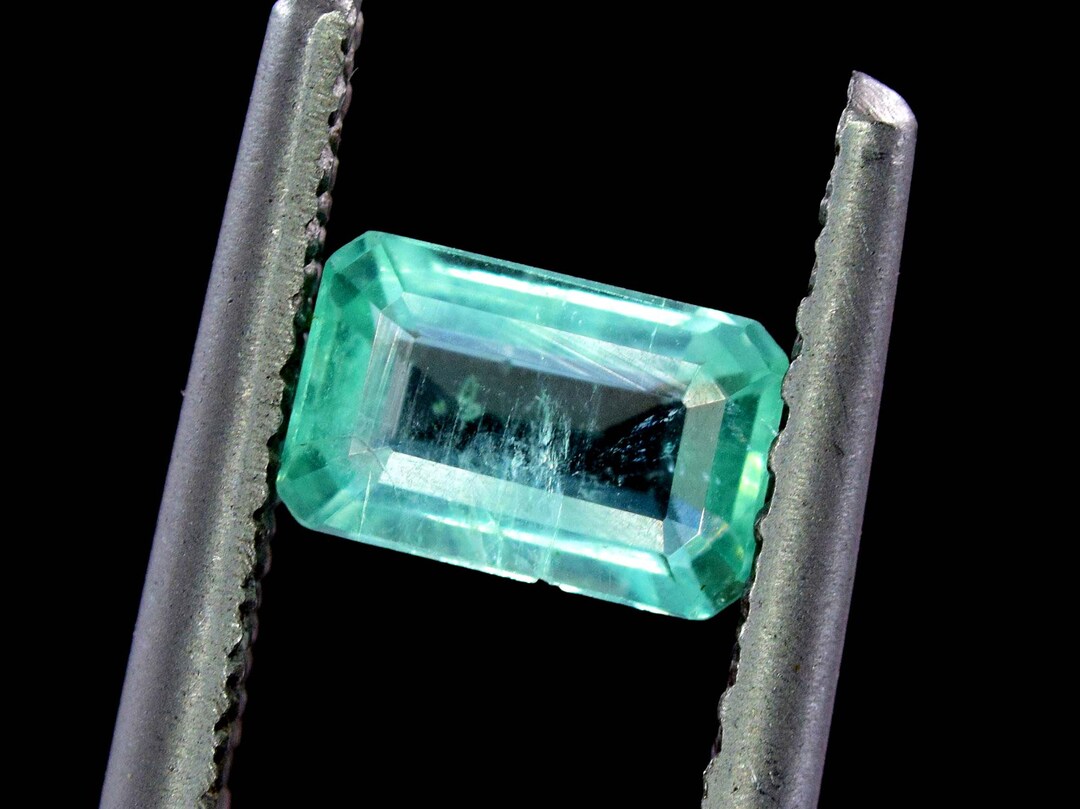 0.85 Carats Emerald Cut Eye Clean Green Color Emerald Loose Gemstone ...