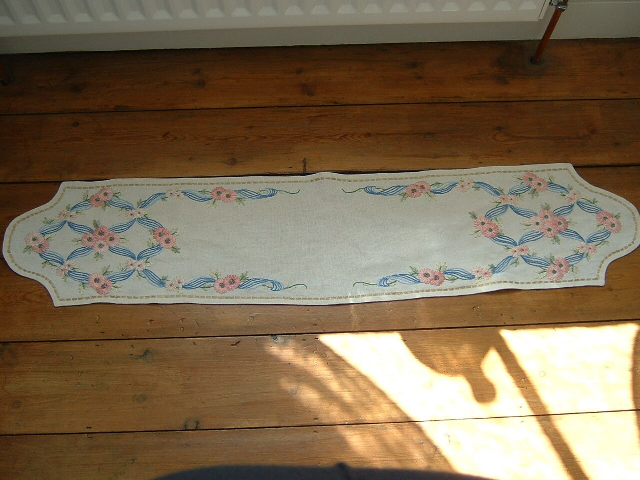 A Beautiful Hand Embroidered Table/sideboard Runner Pretty Pretty ...