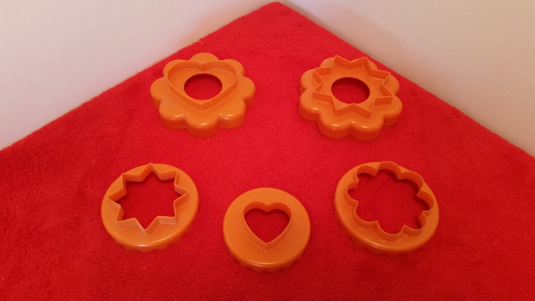 Vintage Tupperware Cookie Cutters, Biscuit Cutter / Tupperware Cut a ...