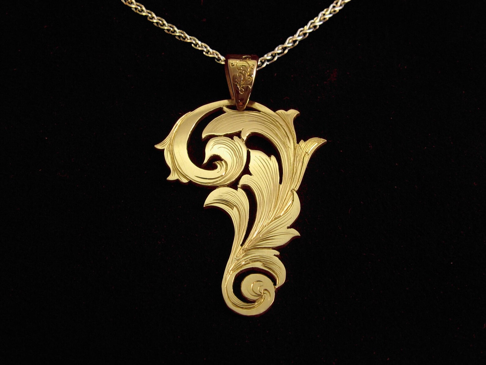 Filigree pendant Engraved pendant Engraved gold pendant Art | Etsy