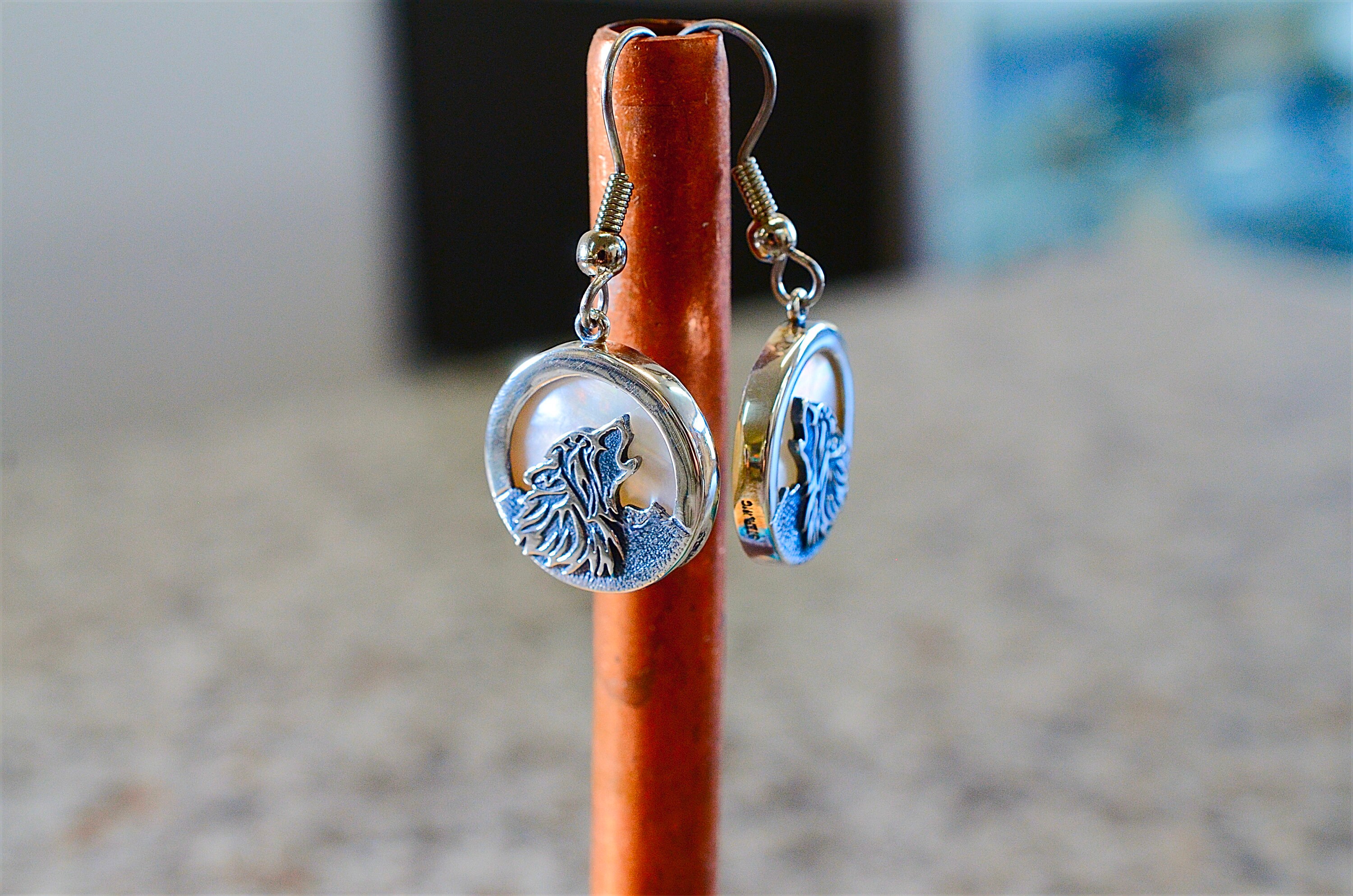 Wolves Sterling Silver y Mother of Pearl Wolf Pendientes - Etsy España